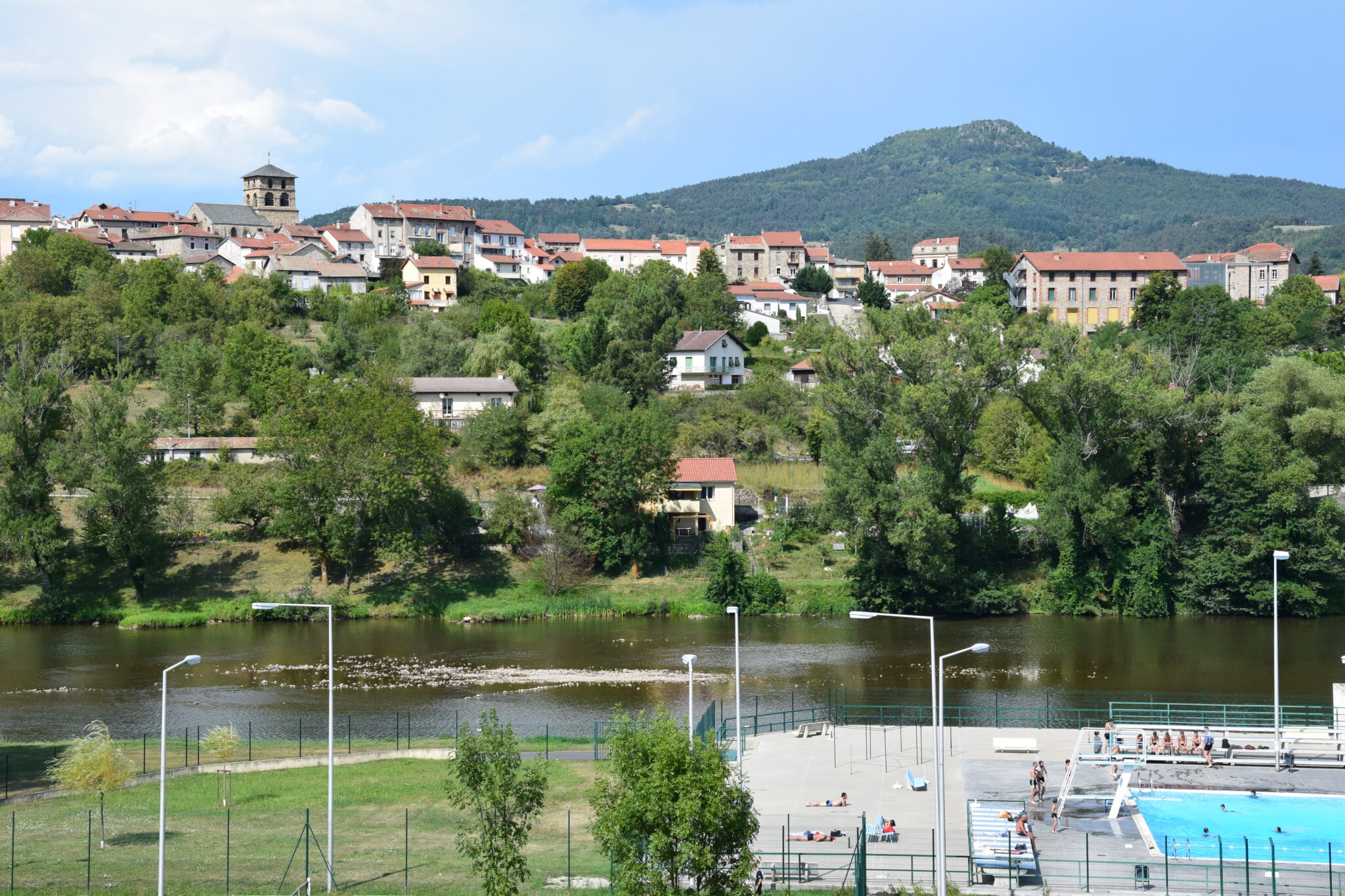 Guide Complet de Retournac : Histoire, Nature et Traditions